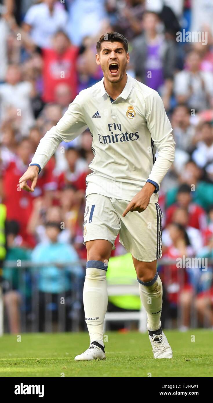 Alvaro Morata (Real Madrid) claims to the assistant referee during the ...