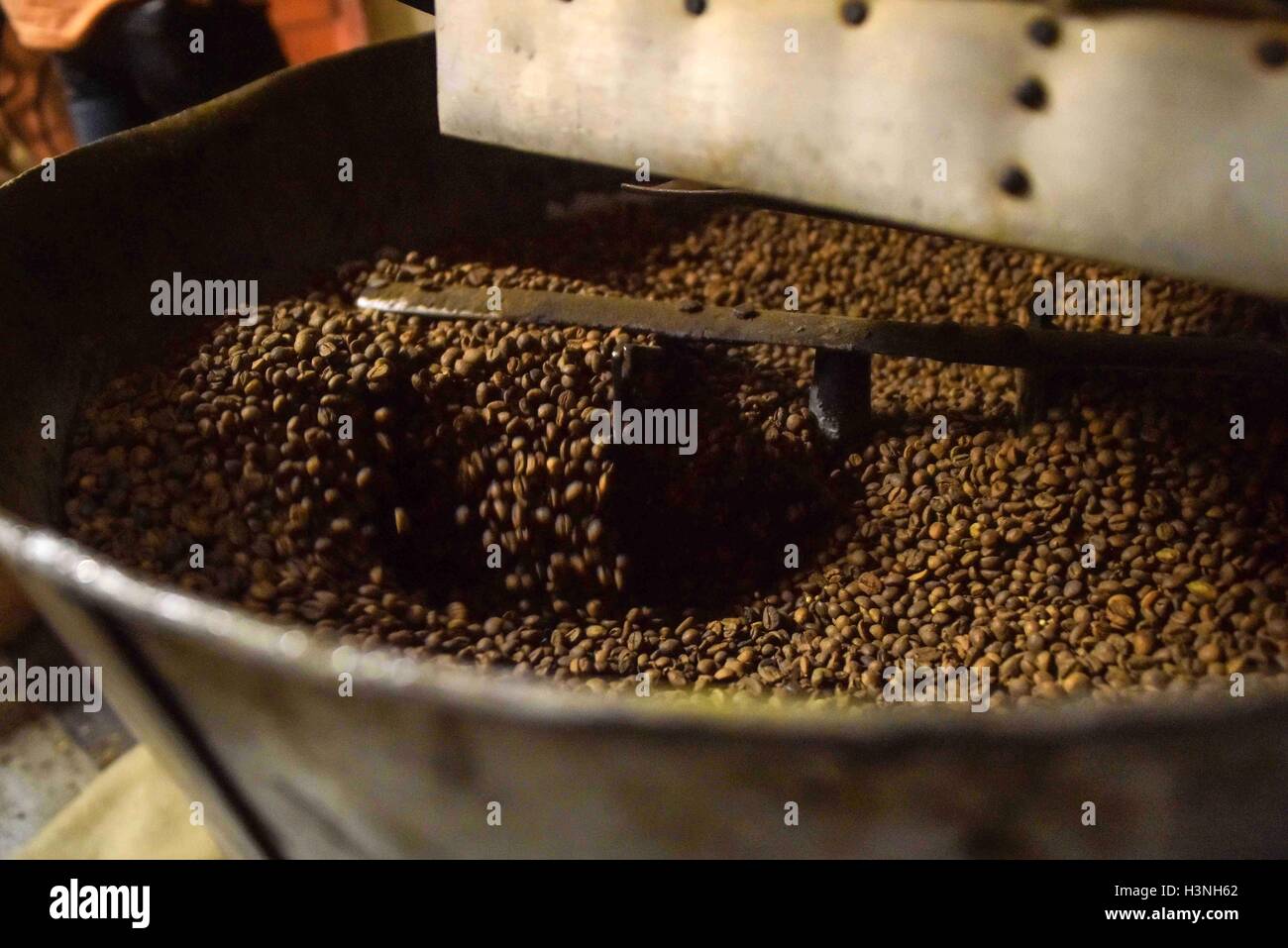 Cairo, Egypt. 11th Oct, 2016. A coffee roastery are seen in a factory ...