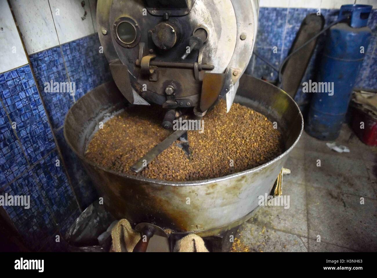 Cairo, Egypt. 11th Oct, 2016. A coffee roastery are seen in a factory ...