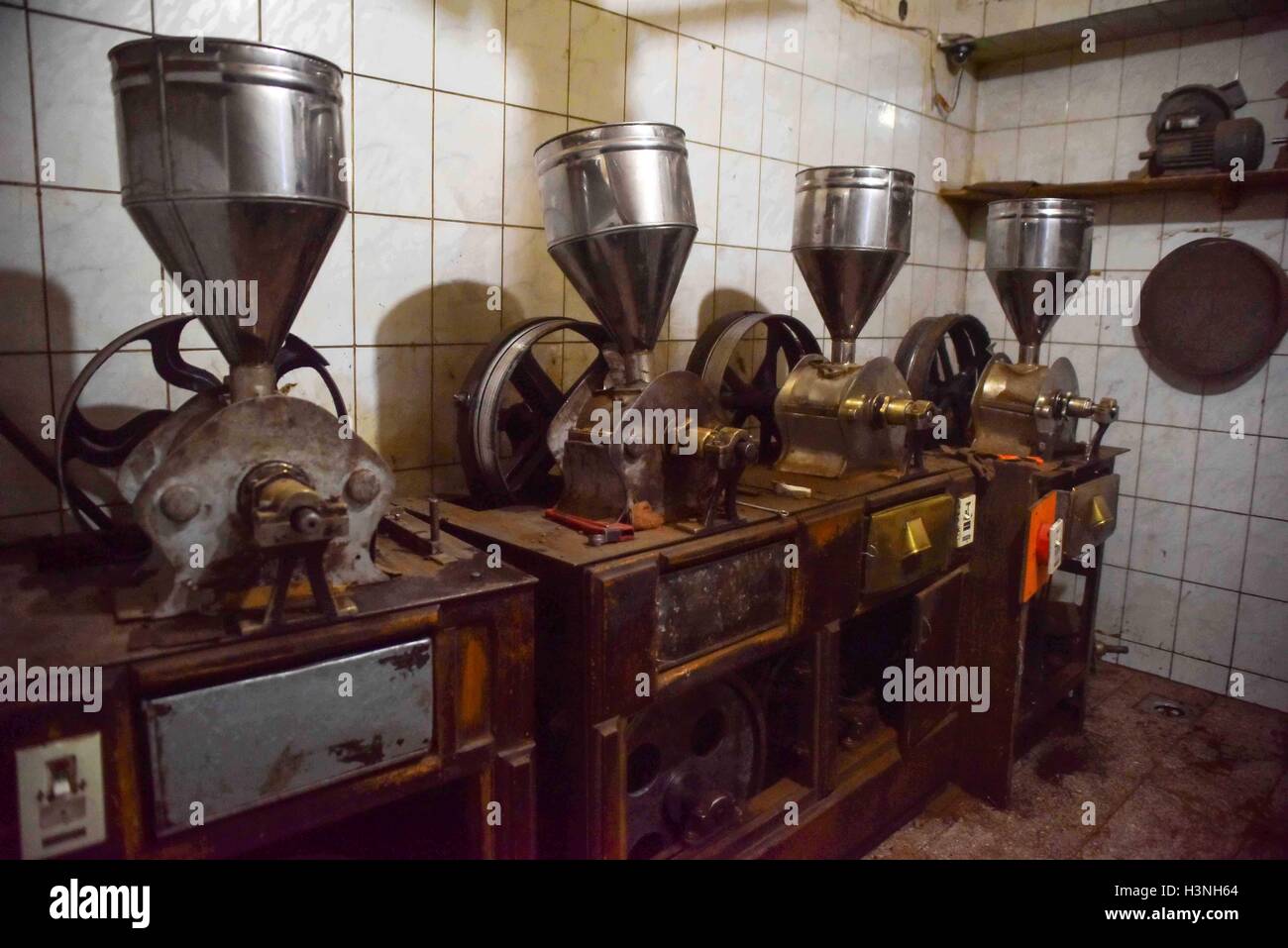 Cairo, Egypt. 11th Oct, 2016. A coffee roastery are seen in a factory ...