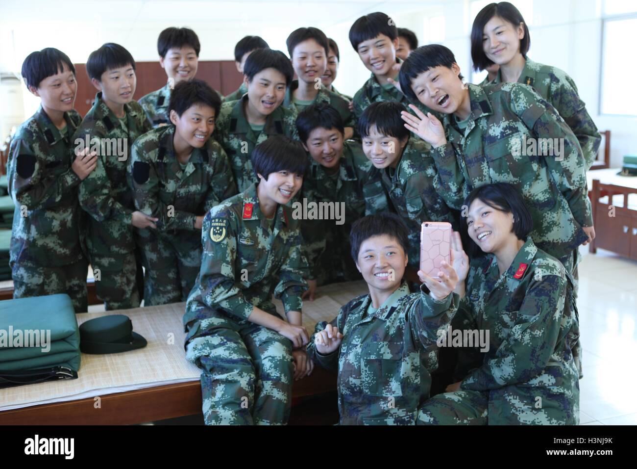 Chinese female soldiers hi-res stock photography and images - Alamy