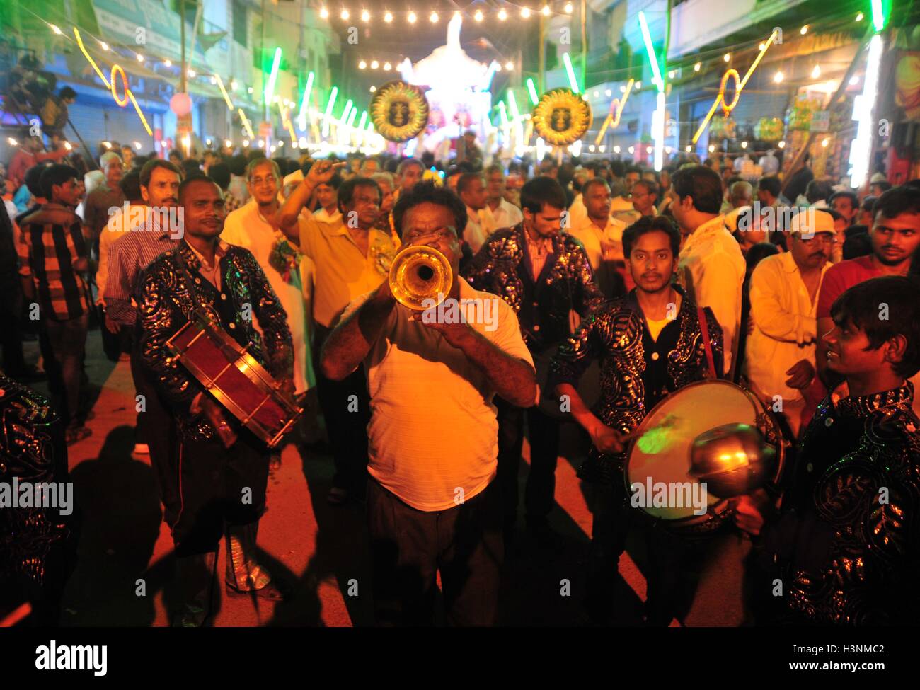 Allahabad, Uttar Pradesh, India. 11th Oct, 2016. Indian band artist ...