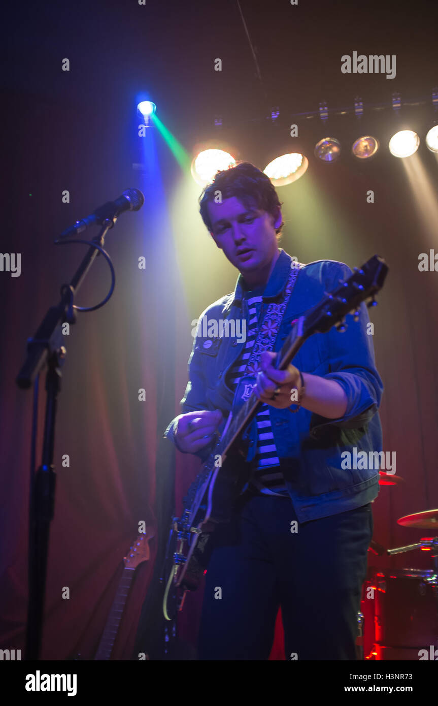 London, UK. 11th Oct, 2016. Indie rock band Sisteray perform on stage ...