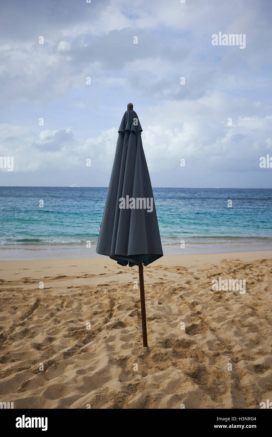 Umbrella at beach hi-res stock photography and images - Alamy