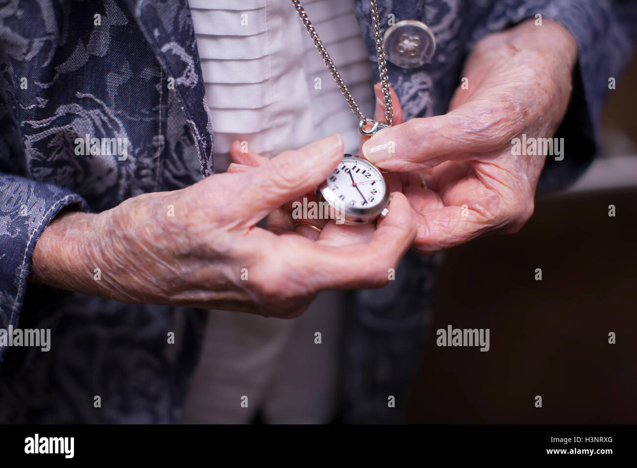 Hand holding pocket watch hi-res stock photography and images - Alamy