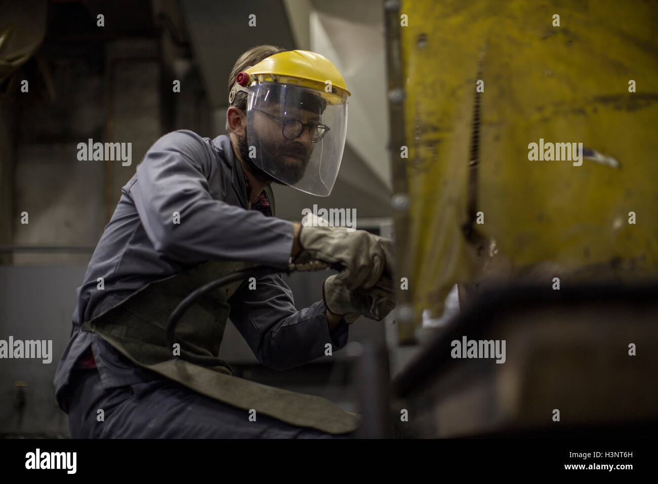 Sculptor in artists' studio creating sculpture Stock Photo - Alamy