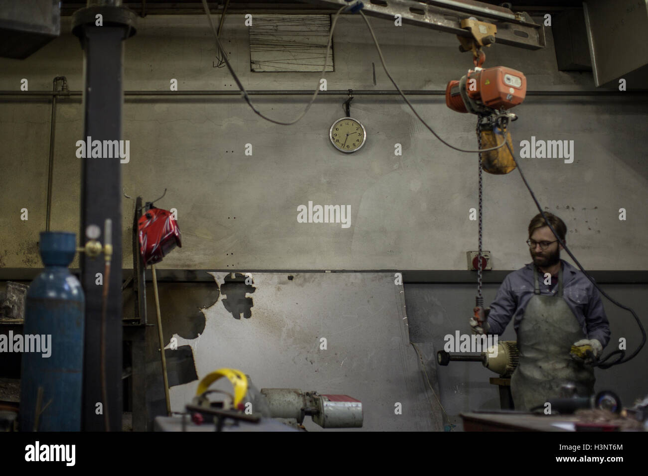 Chain hoist hi-res stock photography and images - Alamy
