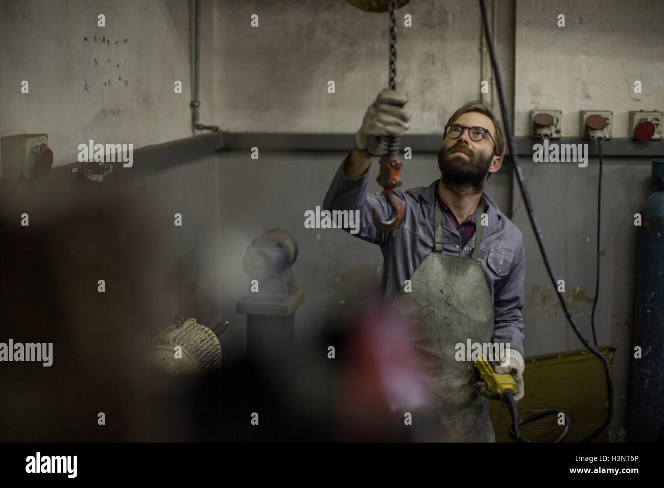 Chain hoist hi-res stock photography and images - Alamy