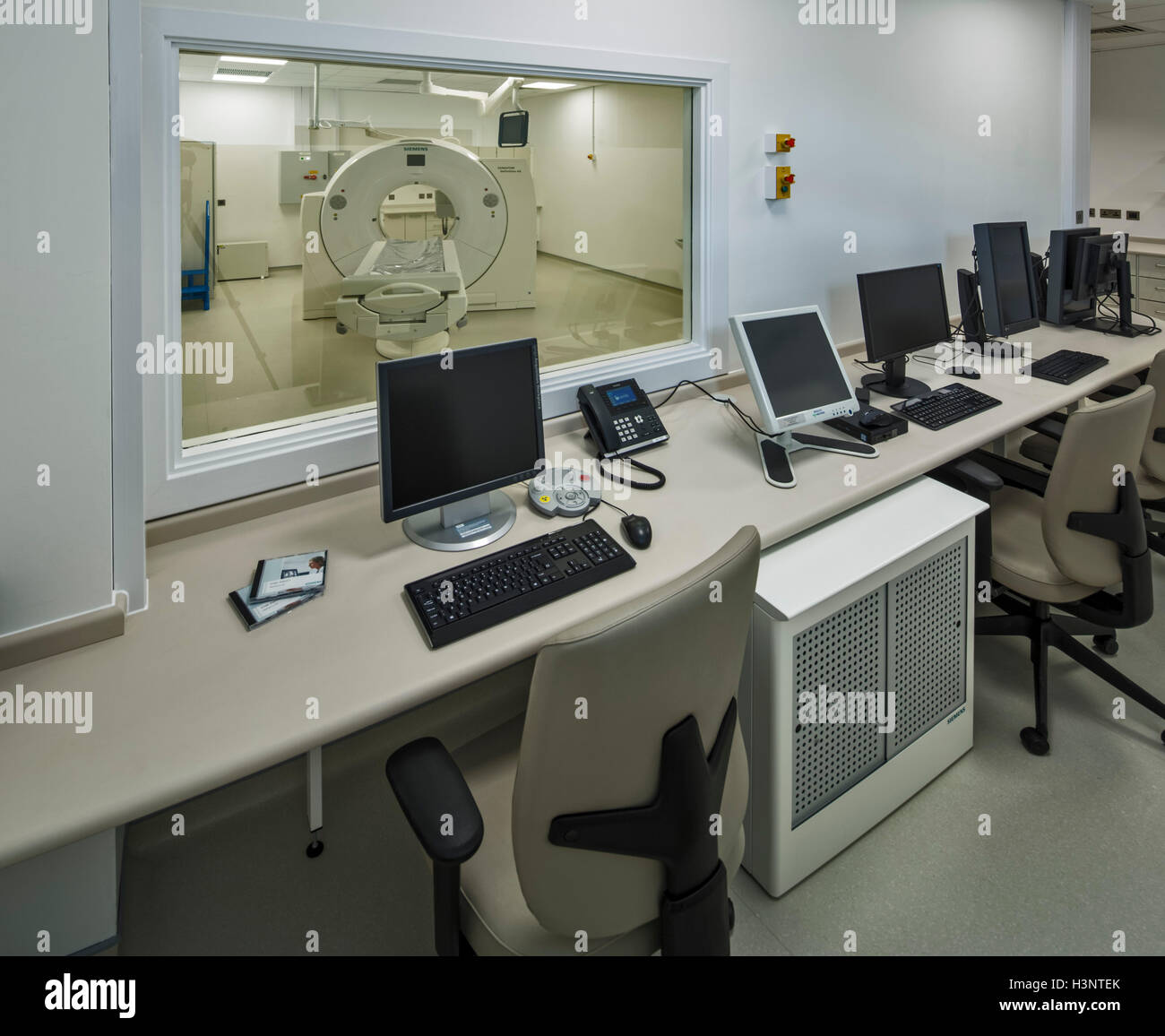 Functional mri hi-res stock photography and images - Alamy
