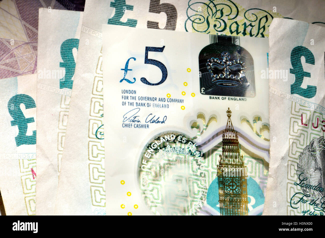 Old paper and New (2016) British plastic £5 notes Stock Photo - Alamy