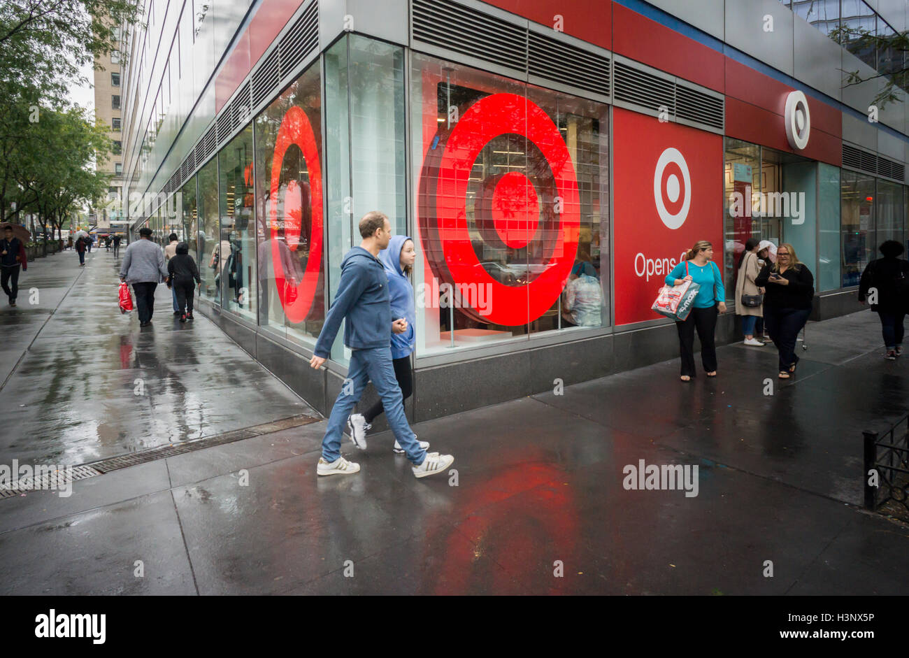 Customers enter and leave the new Target smaller store in the Tribeca ...