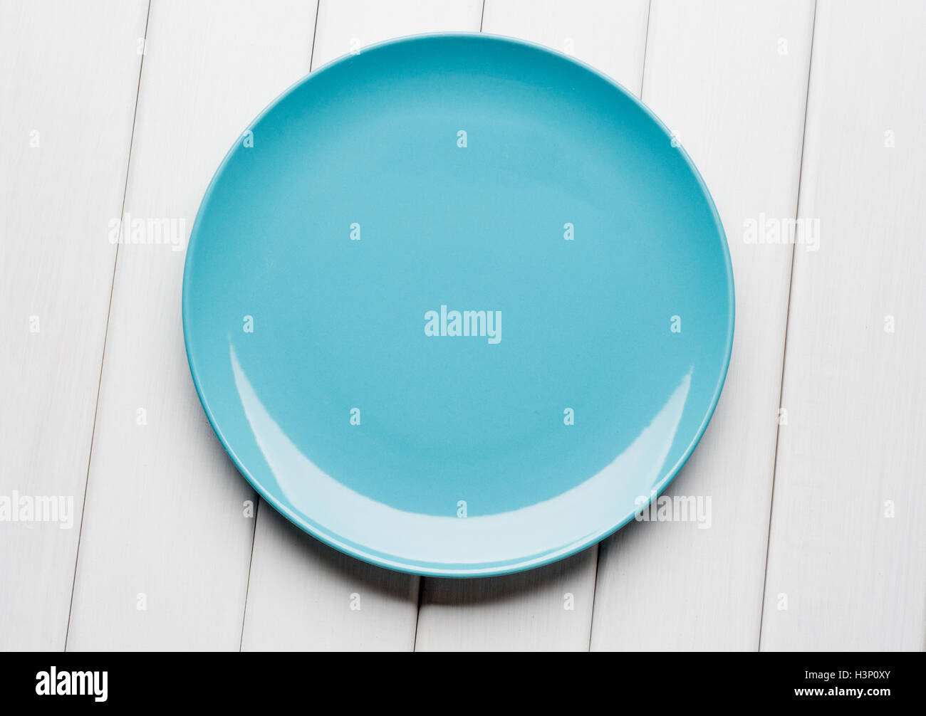 White table setting from above. Empty blue plate on planked wood Stock ...