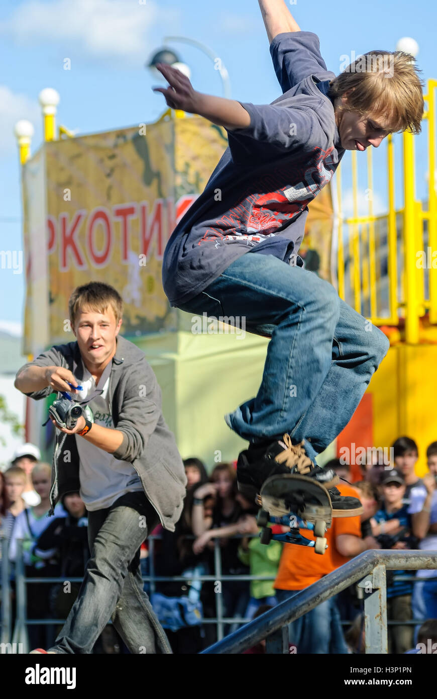 Skateboarder shows skill on extreme competition Stock Photo - Alamy