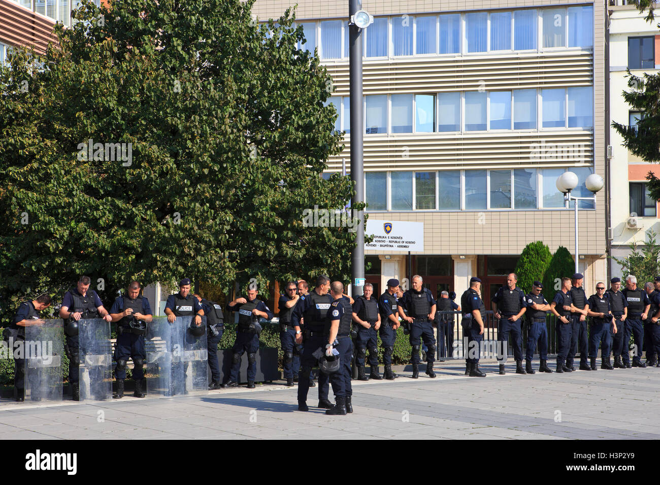 Kosovo police officers from the Regional Operational Support Unit (ROSU ...