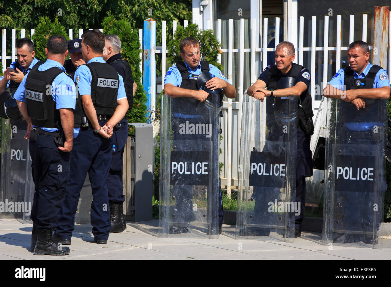 Kosovo police officers from the Regional Operational Support Unit (ROSU ...
