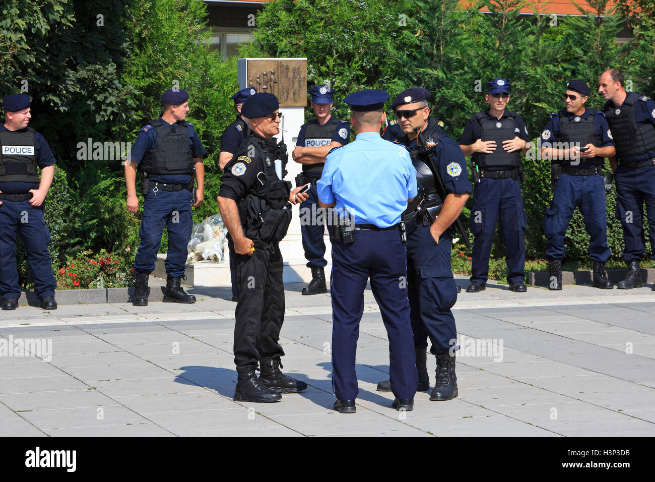 Kosovo police officers from the Regional Operational Support Unit (ROSU ...