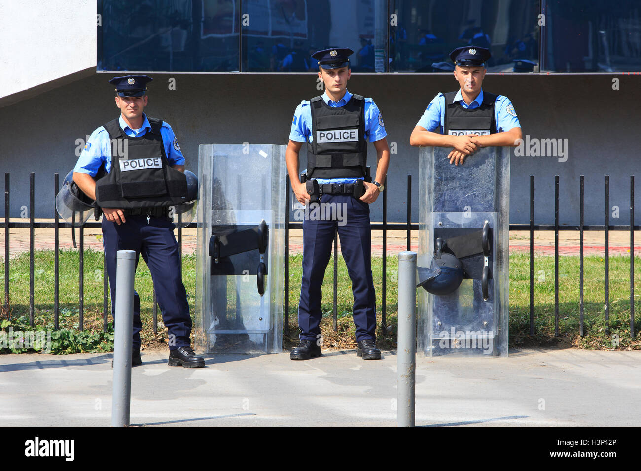 Kosovo police officers from the Regional Operational Support Unit (ROSU ...
