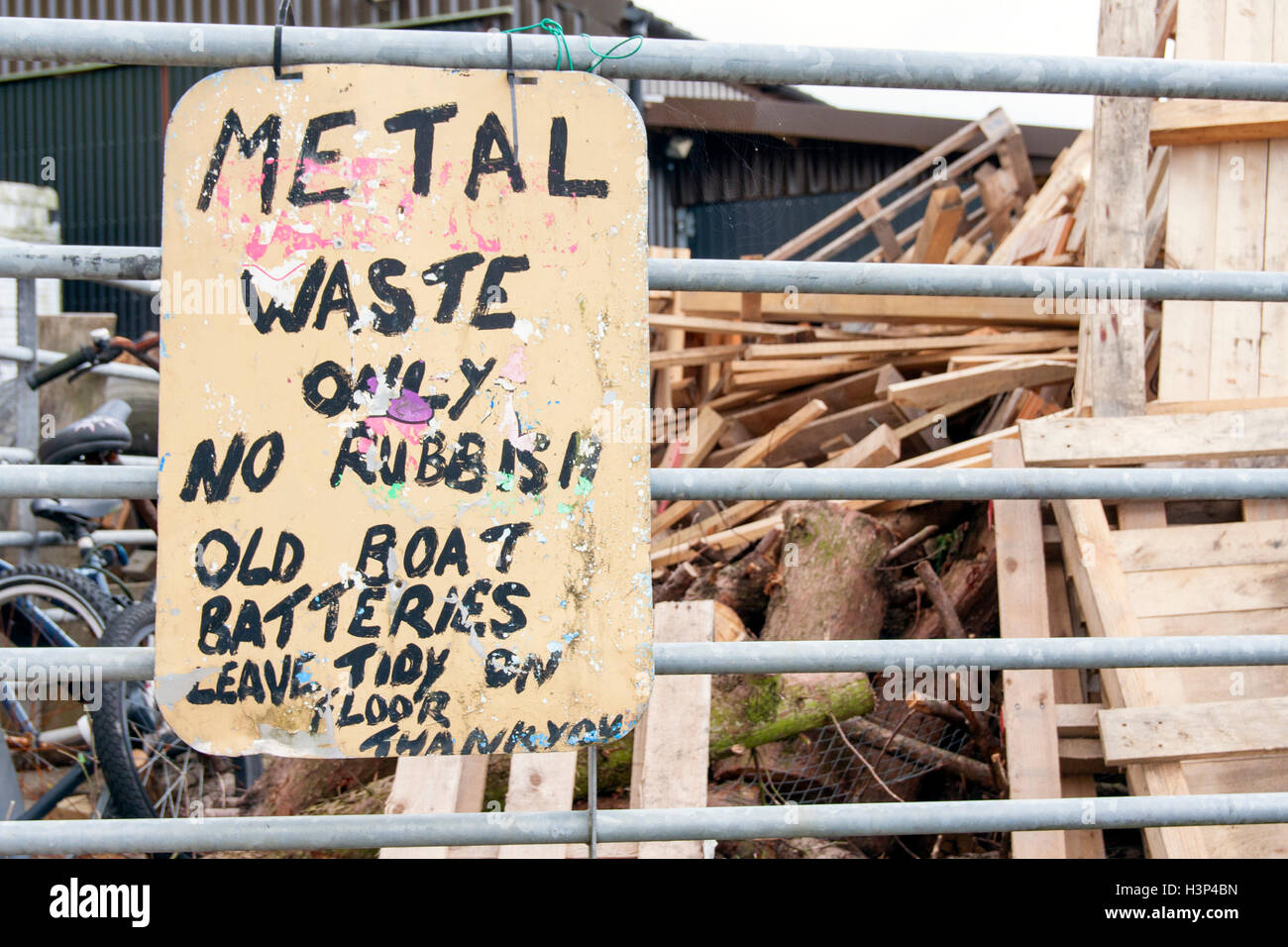 Metal srap hi-res stock photography and images - Alamy