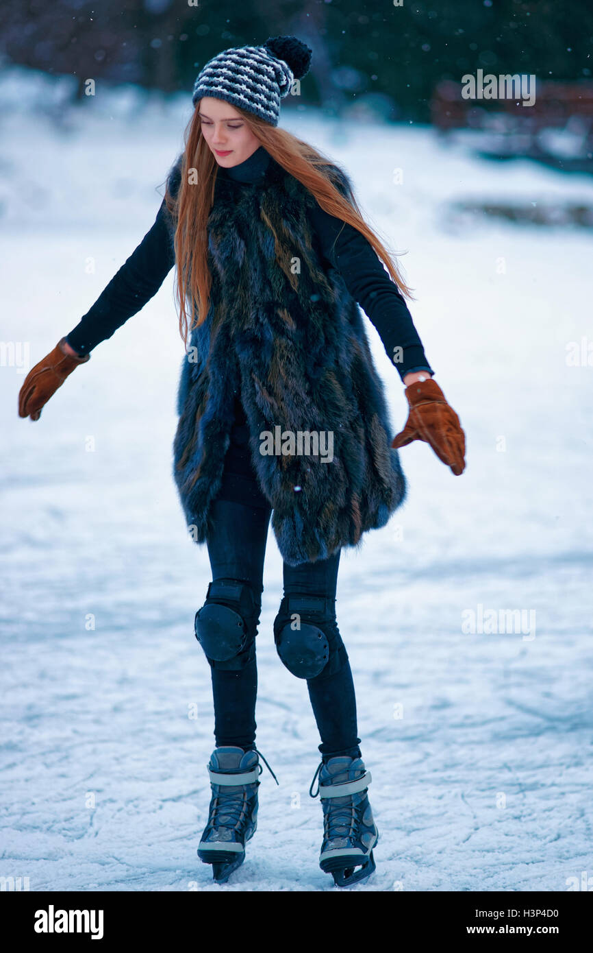 Girl ice skating hi-res stock photography and images - Alamy