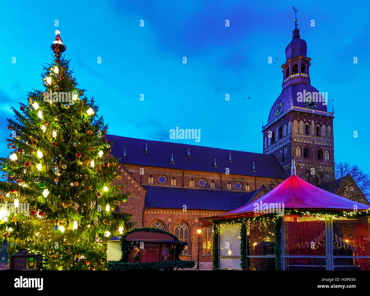Glowing Christmas tree, Riga cathedral and market stalls at the Dome ...