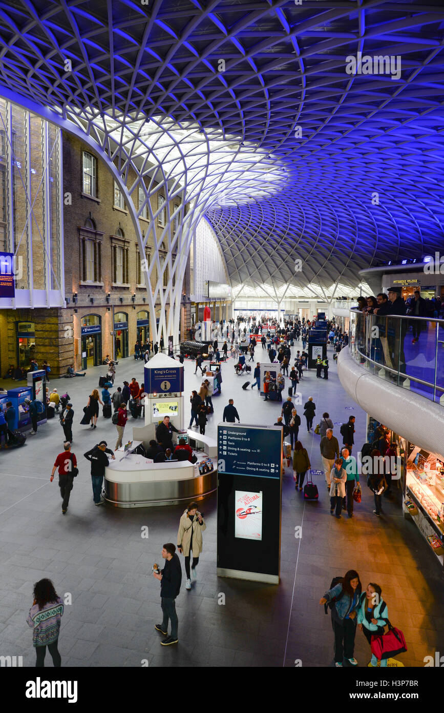 Kings Cross Station's modern concourse Stock Photo - Alamy
