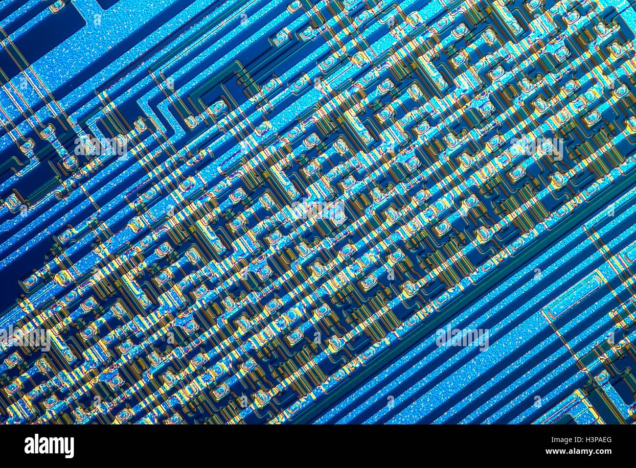 Computer chip. Light micrograph taken with episcopic lighting and ...