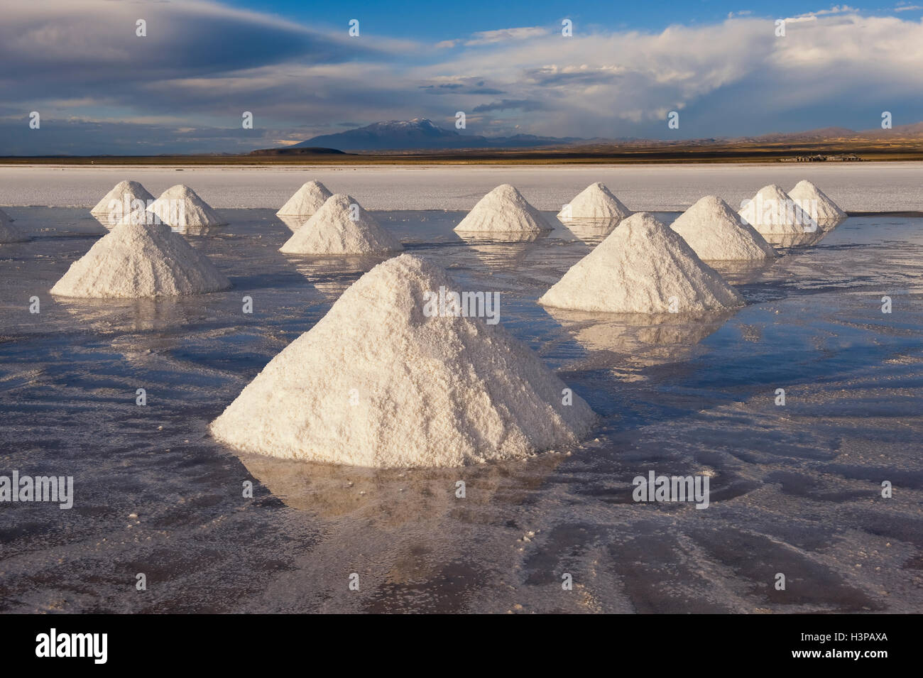 Salt cones, Salar de Uyuni at sunset, Potosi, Bolivia Stock Photo - Alamy