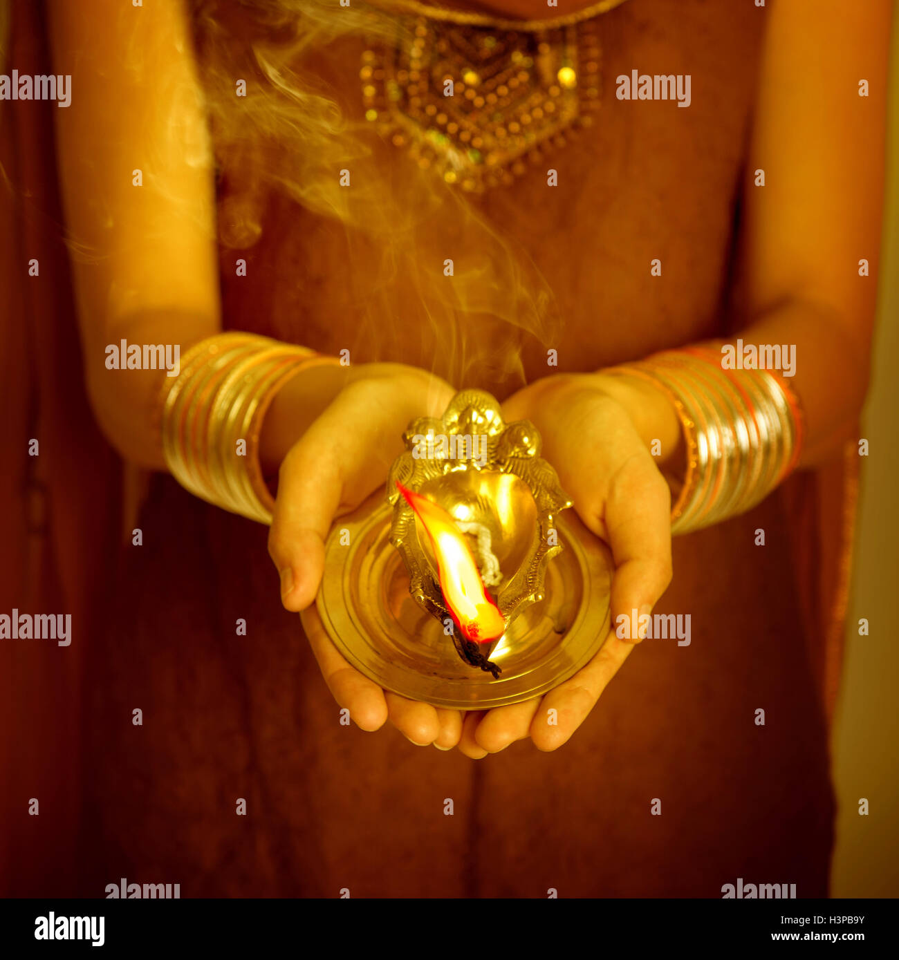 Close up Indian woman in traditional sari hands holding diya and ...