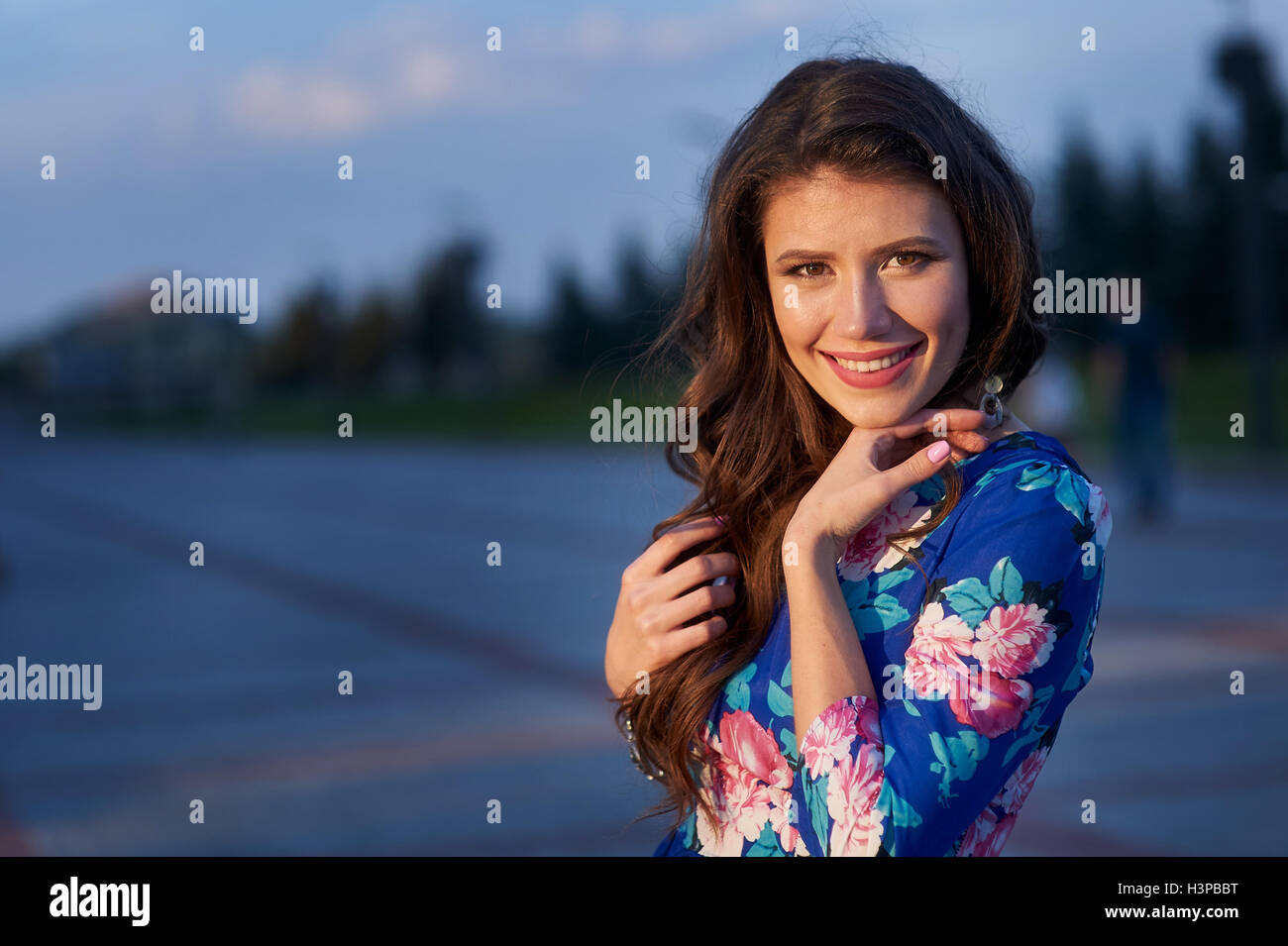beautiful romantic woman in the park at evening Stock Photo - Alamy