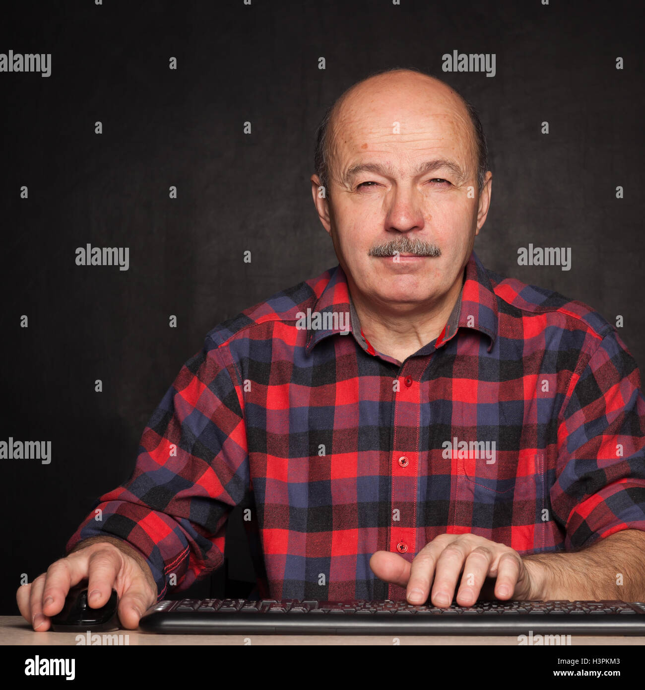 Old men computer hi-res stock photography and images - Alamy