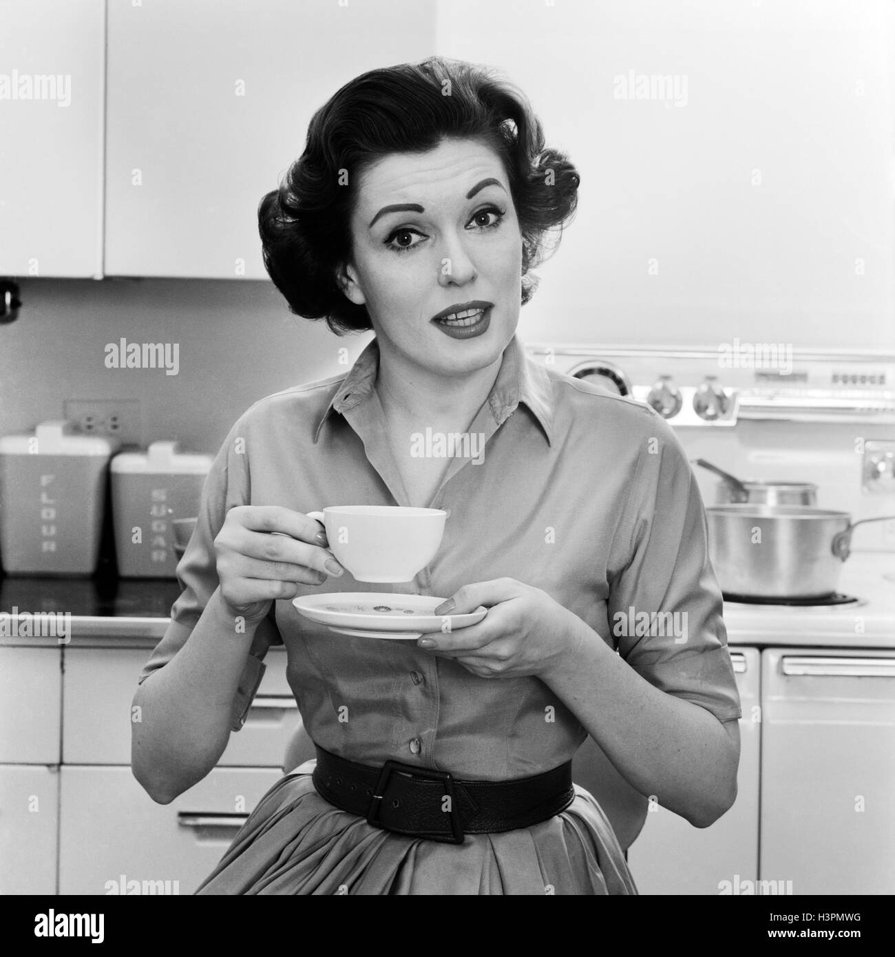 Woman in kitchen 1950s hi-res stock photography and images - Alamy