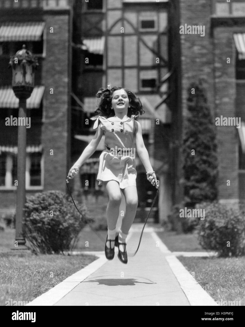 Girls jump rope vintage hi-res stock photography and images - Alamy