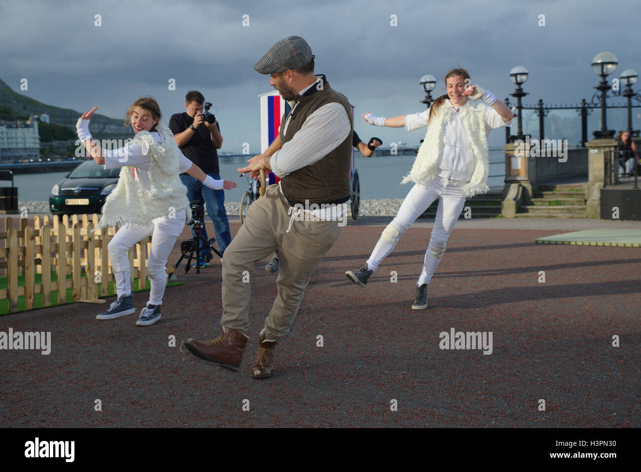 Performers at Llandudno Arts Week LLAWN04 Stock Photo - Alamy