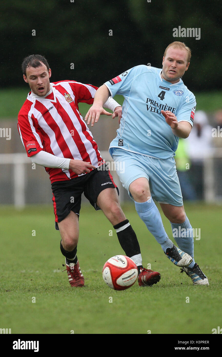 Martin Tuohy of Hornchurch tangles with Dave Collis - AFC Hornchurch vs ...
