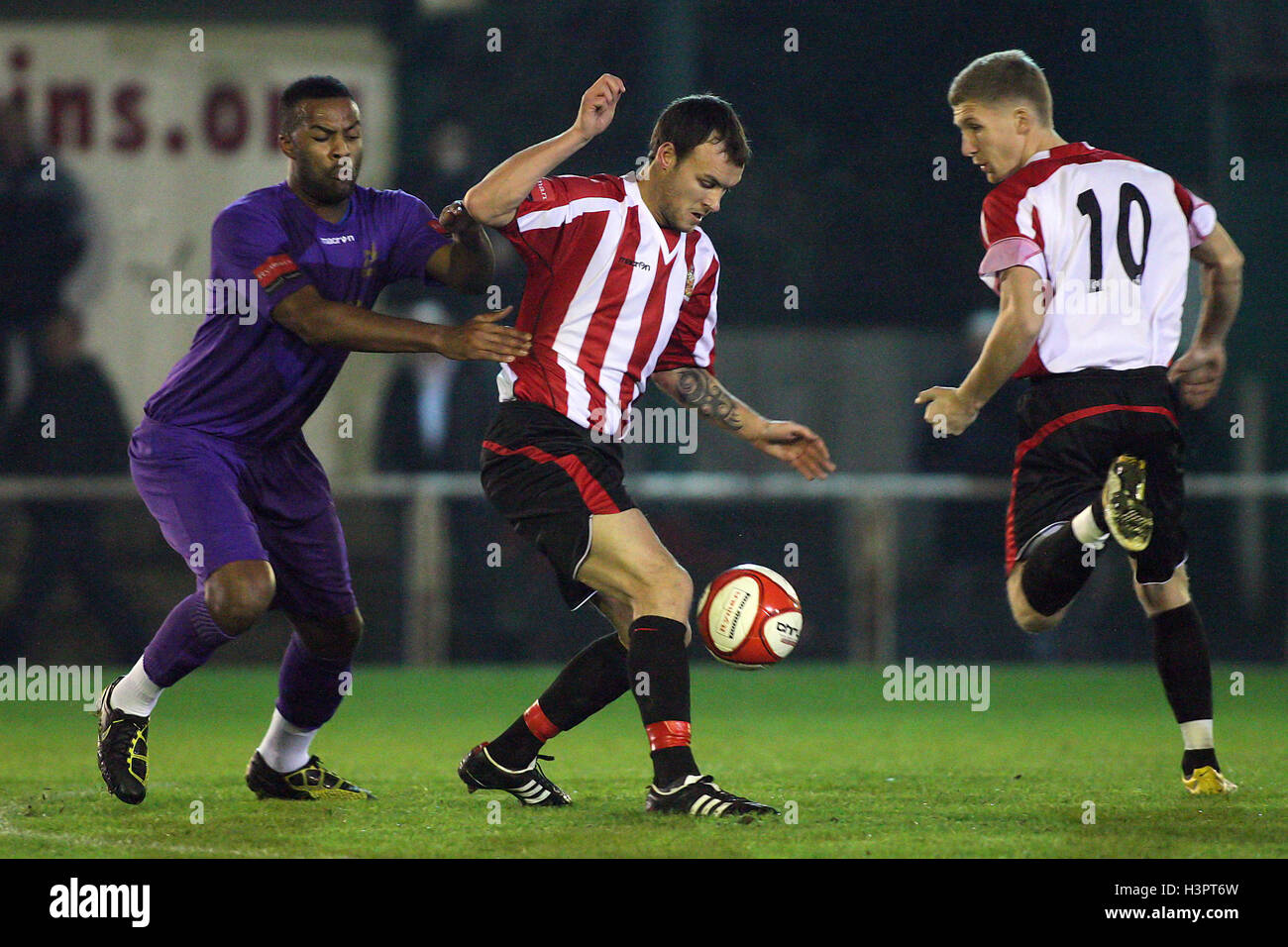 Martin Tuohy of Hornchurch shields the ball from Justyn Roberts of ...