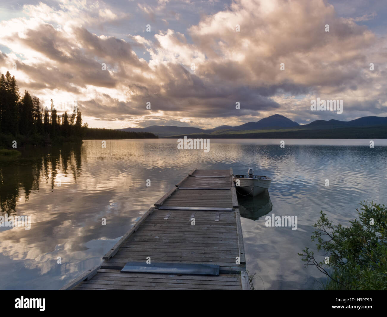 Rustic wooden float dock jetty boat tranquil lake Stock Photo - Alamy