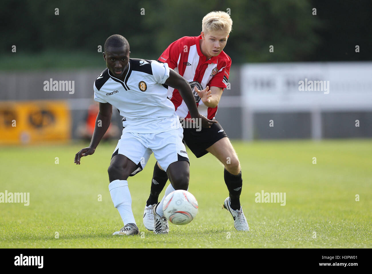 Emmanuel Osei of East Thurrock and Alex Bentley of Hornchurch - AFC ...