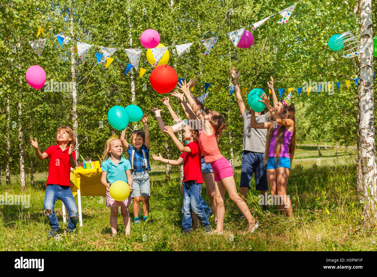 Kids having fun outside hi-res stock photography and images - Alamy