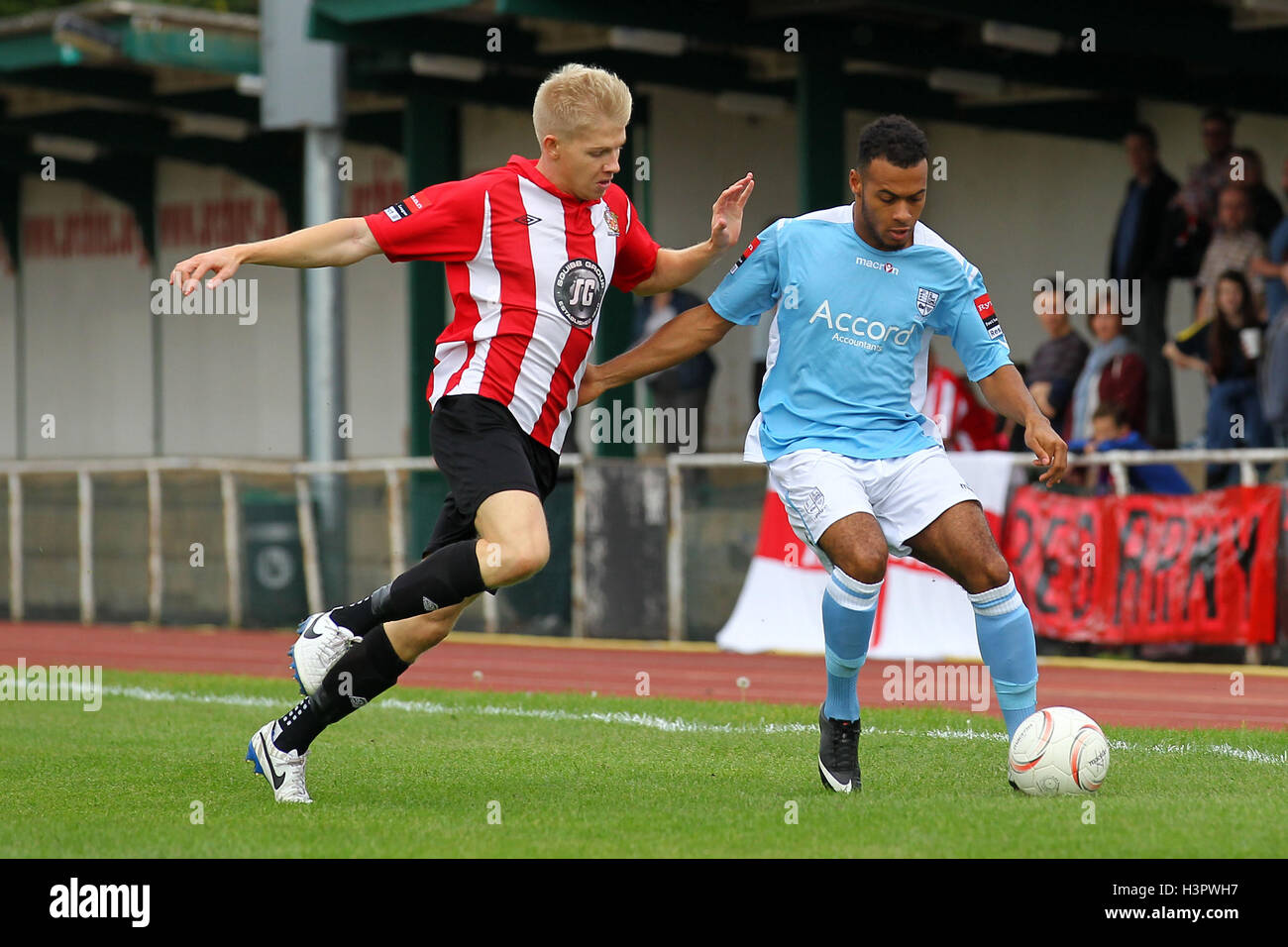 Alex Bentley of AFC Hornchurch challenges Jerome Federico of Hampton ...