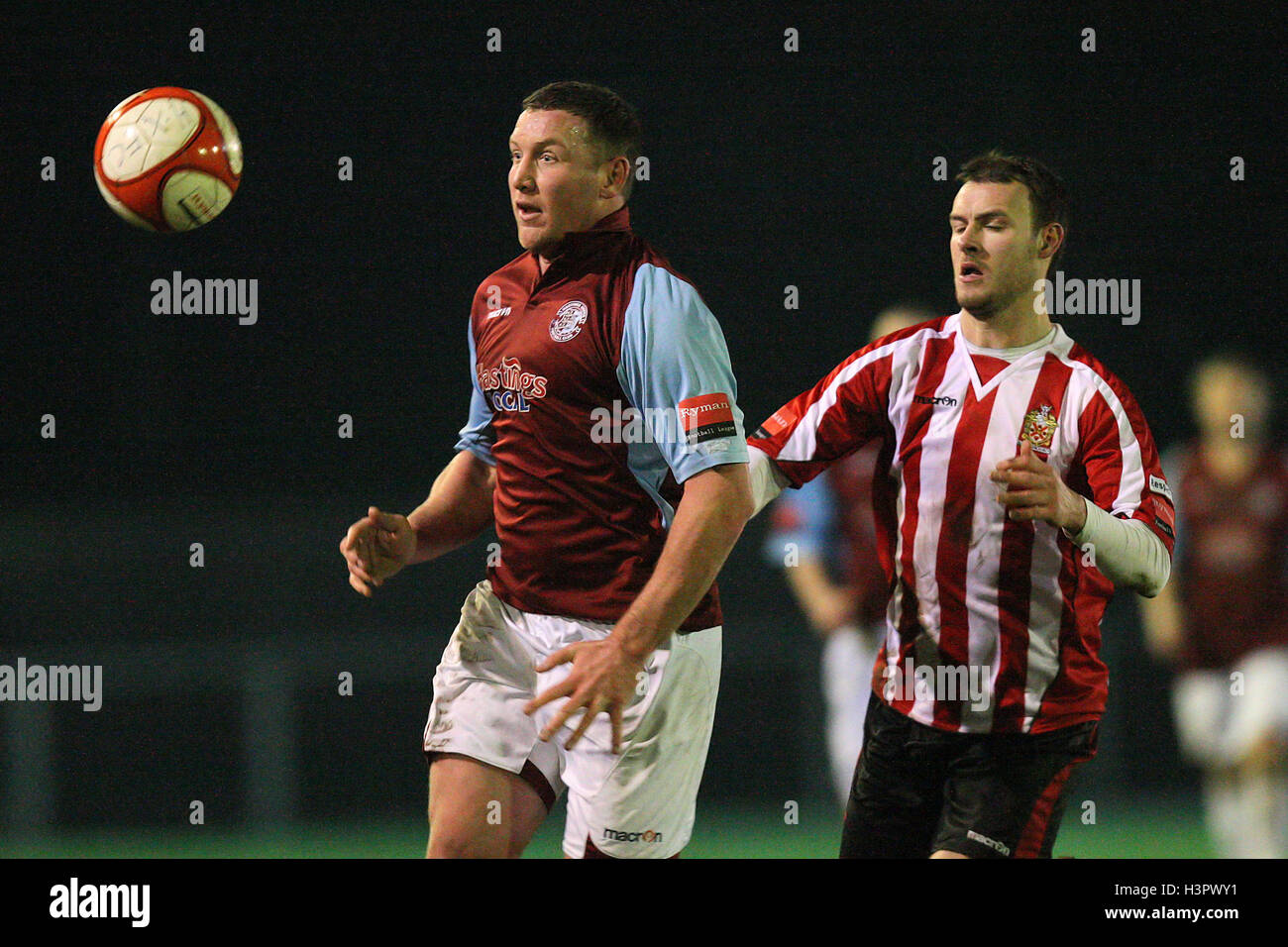 Sean Ray of Hastings and Martin Tuohy of Hornchurch - AFC Hornchurch vs ...