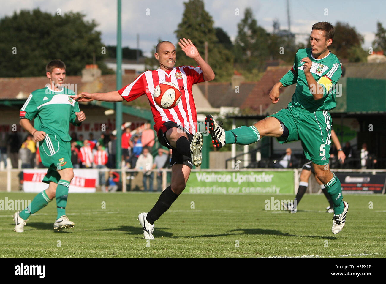 Jonathan Hunt of Hornchurch tangles with James Parker (R) of Hendon ...