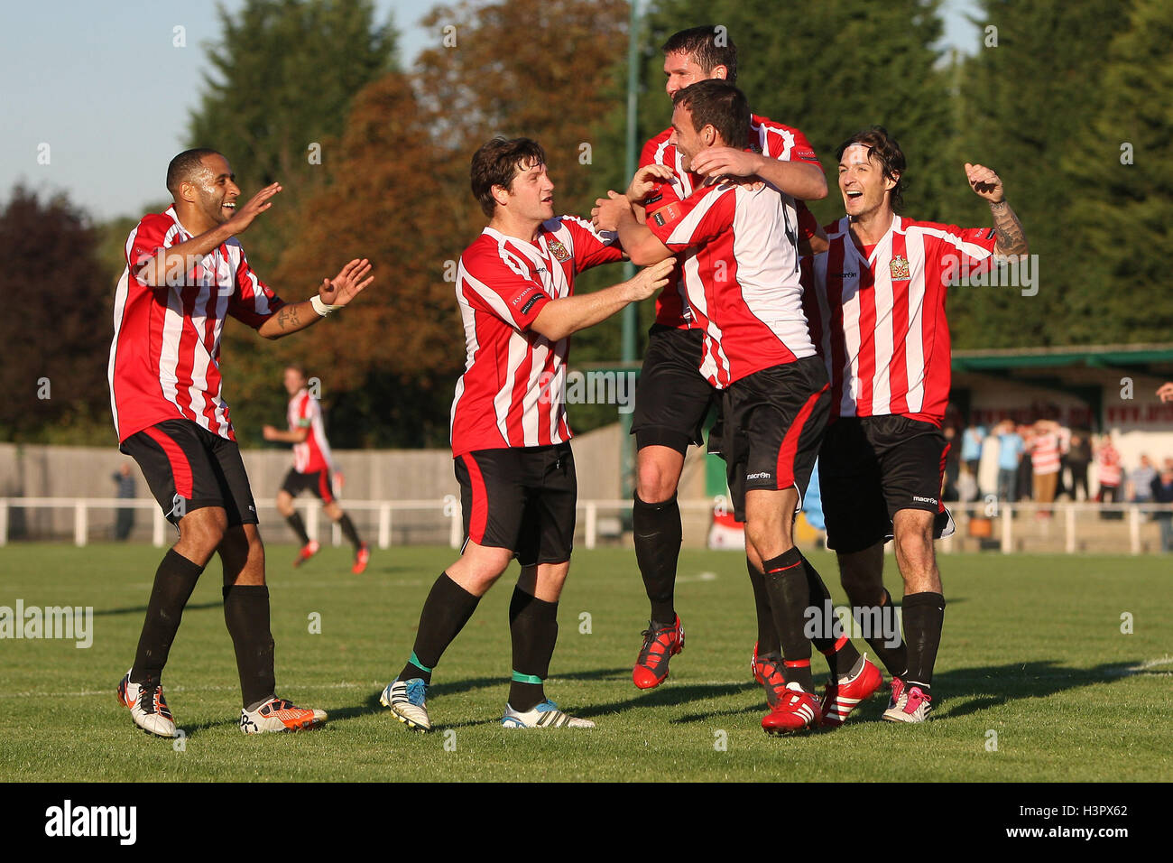 Martin tuohy goal hornchurch celebrates hi-res stock photography and ...