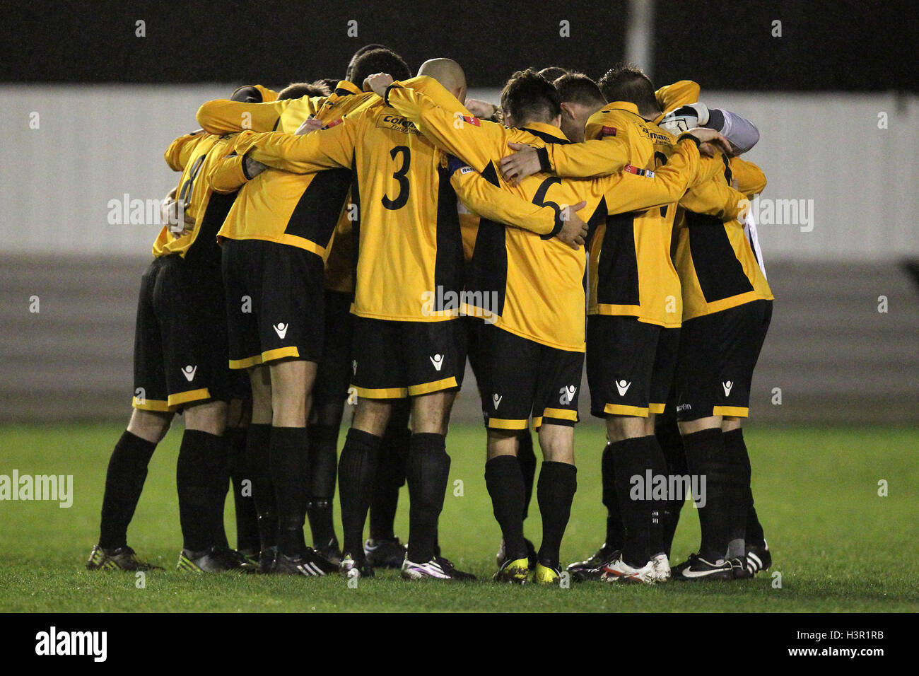 Footballers huddle hi-res stock photography and images - Alamy