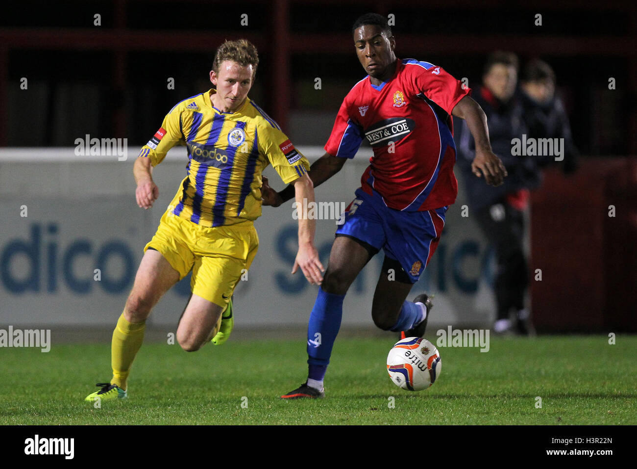 Eddie Hart of Romford rounds Nathan Ferguson of Dagenham - Dagenham ...