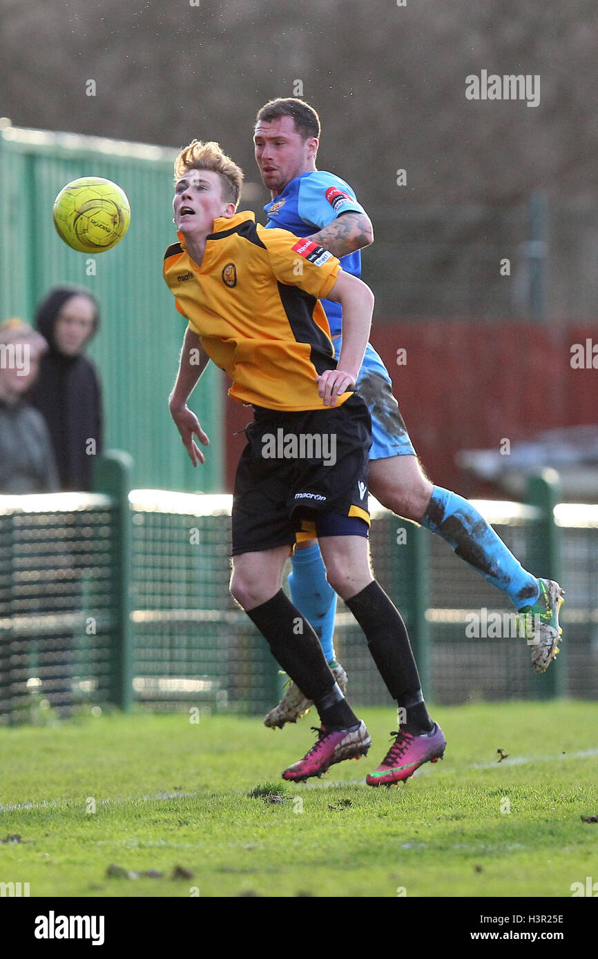 Billy Coyne of Hornchurch rises above Mitch Pinnock of East Thurrock ...