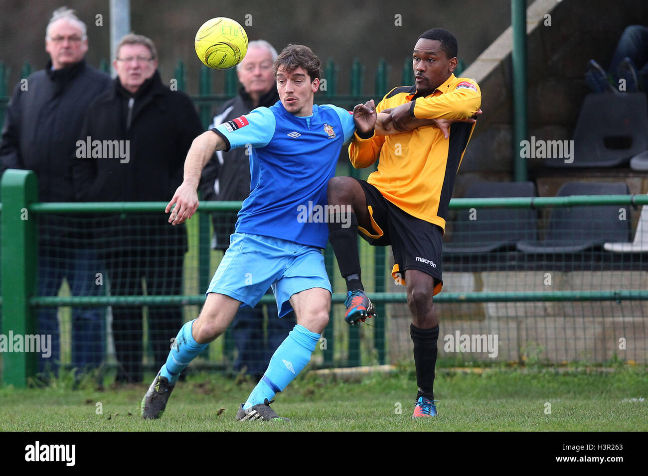 Leigh Bremner of Hornchurch tussles with Simon Peddie of East Thurrock ...