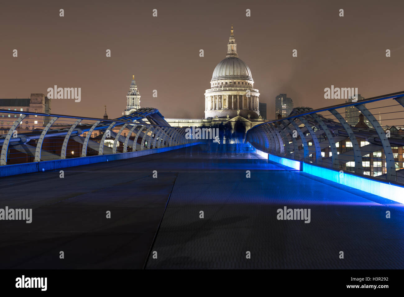 Millennium Bridge London by Night Stock Photo - Alamy