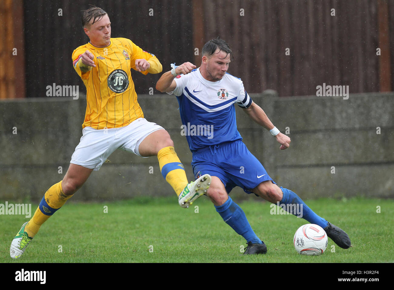 Kenny Beaney of Grays (L) clears from George Purcell of Hornchurch ...