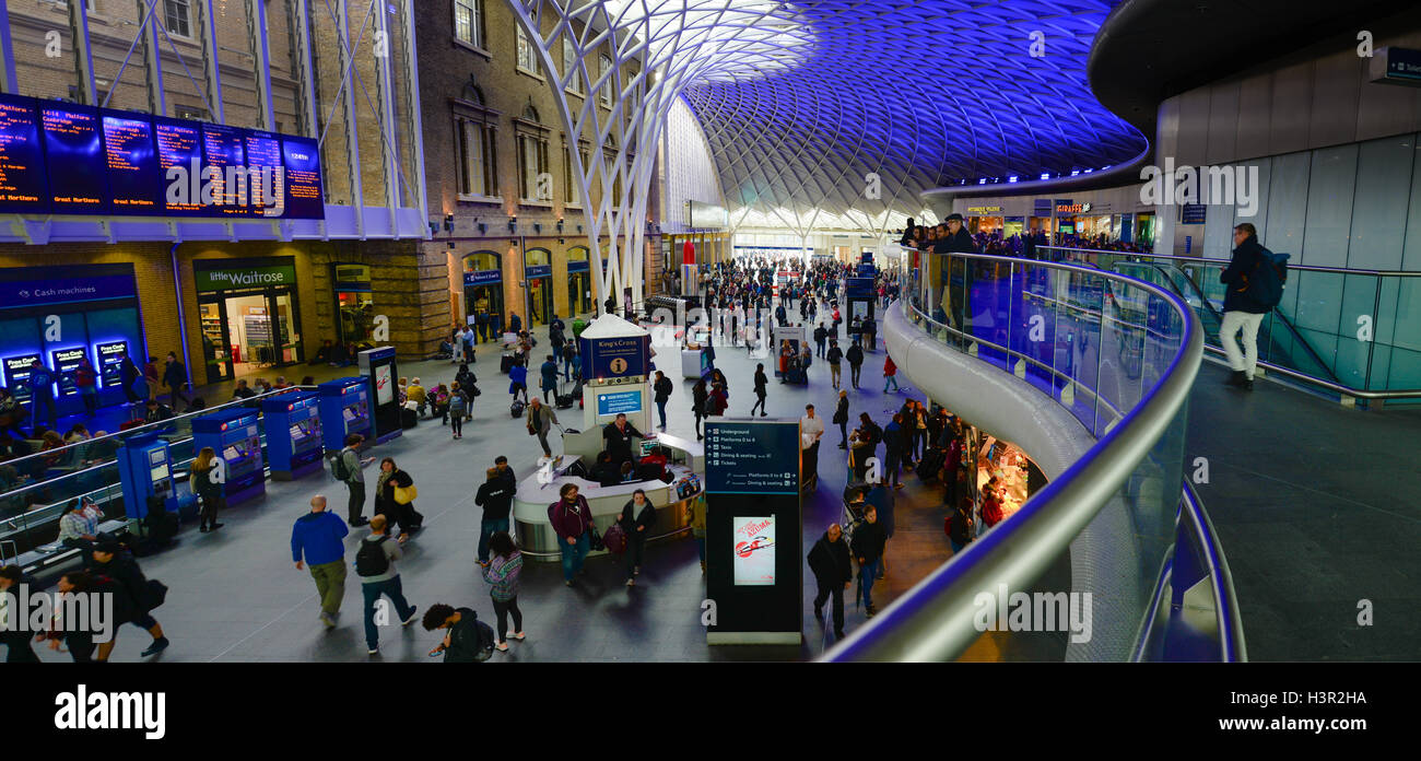 Kings Cross Station's modern concourse Stock Photo - Alamy