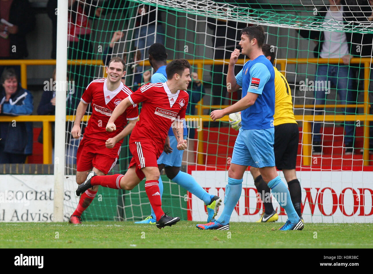 David Hutton of Hemel Hempstead Town (C) celebrates scoring the first ...